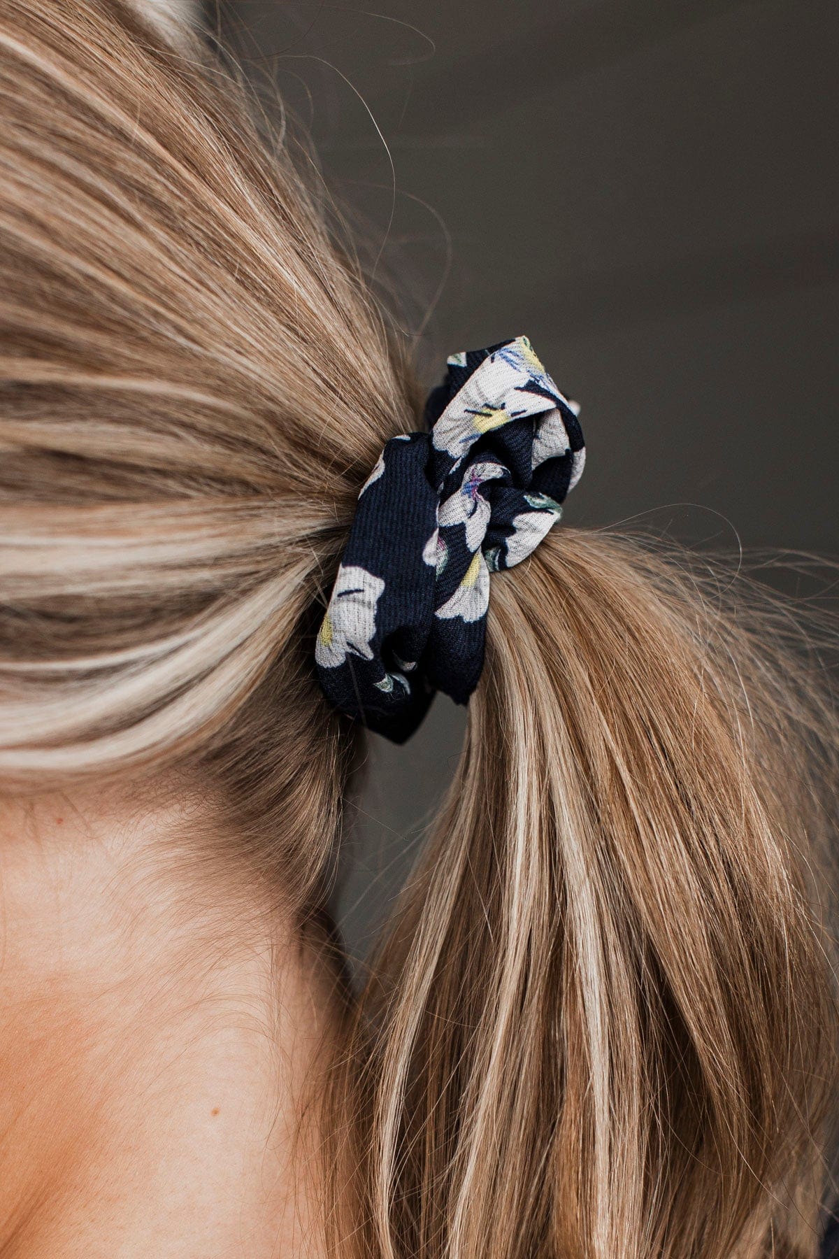 Total Appeal Floral Scrunchie- Navy – The Pulse Boutique