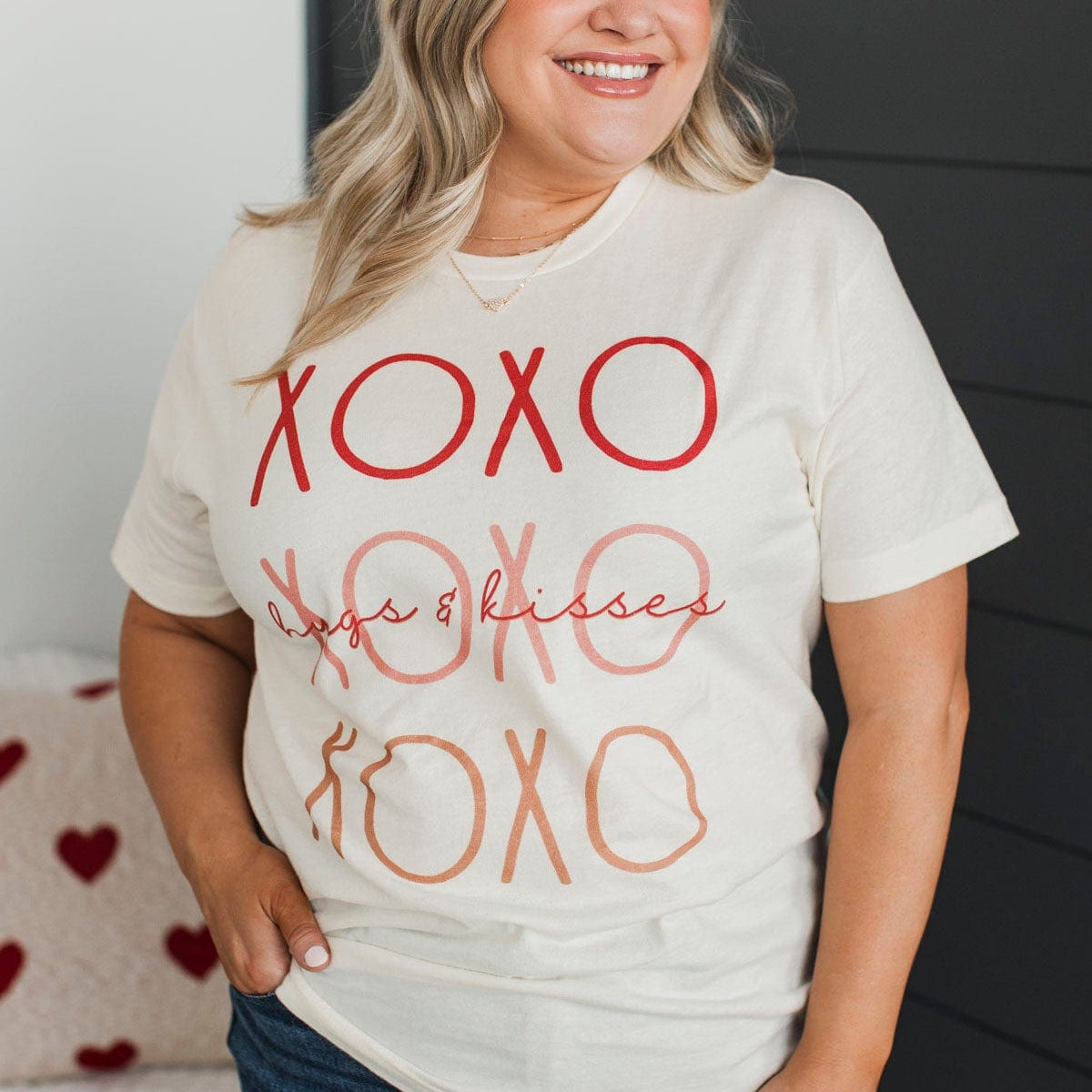 "Hugs & Kisses" Graphic Tee- Cream – The Pulse Boutique