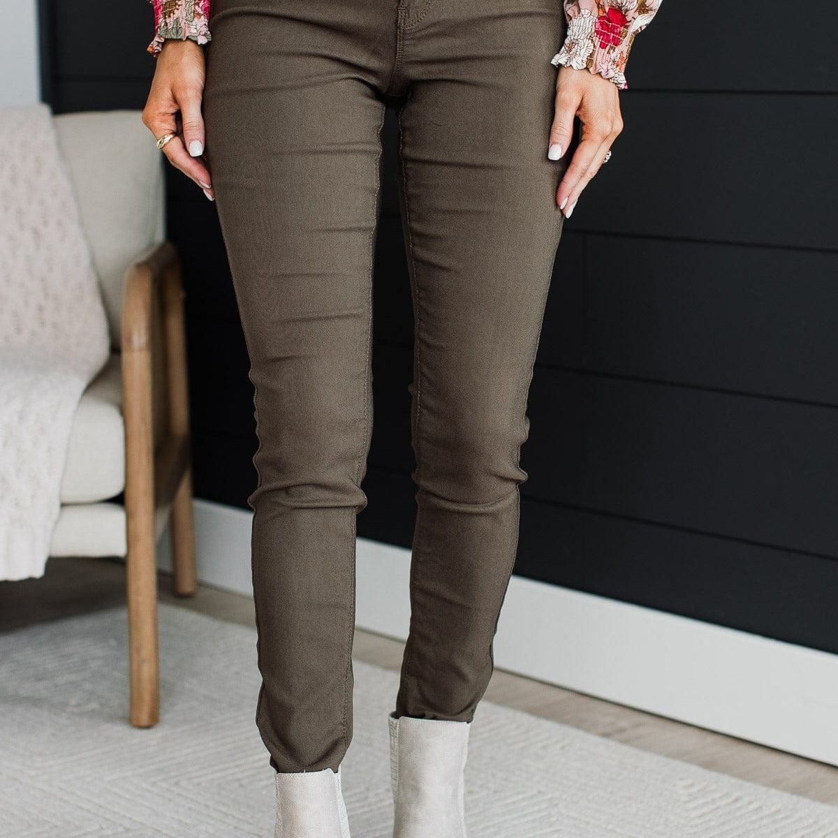 YMI Mid-Rise Jeggings- Zora Wash – The Pulse Boutique