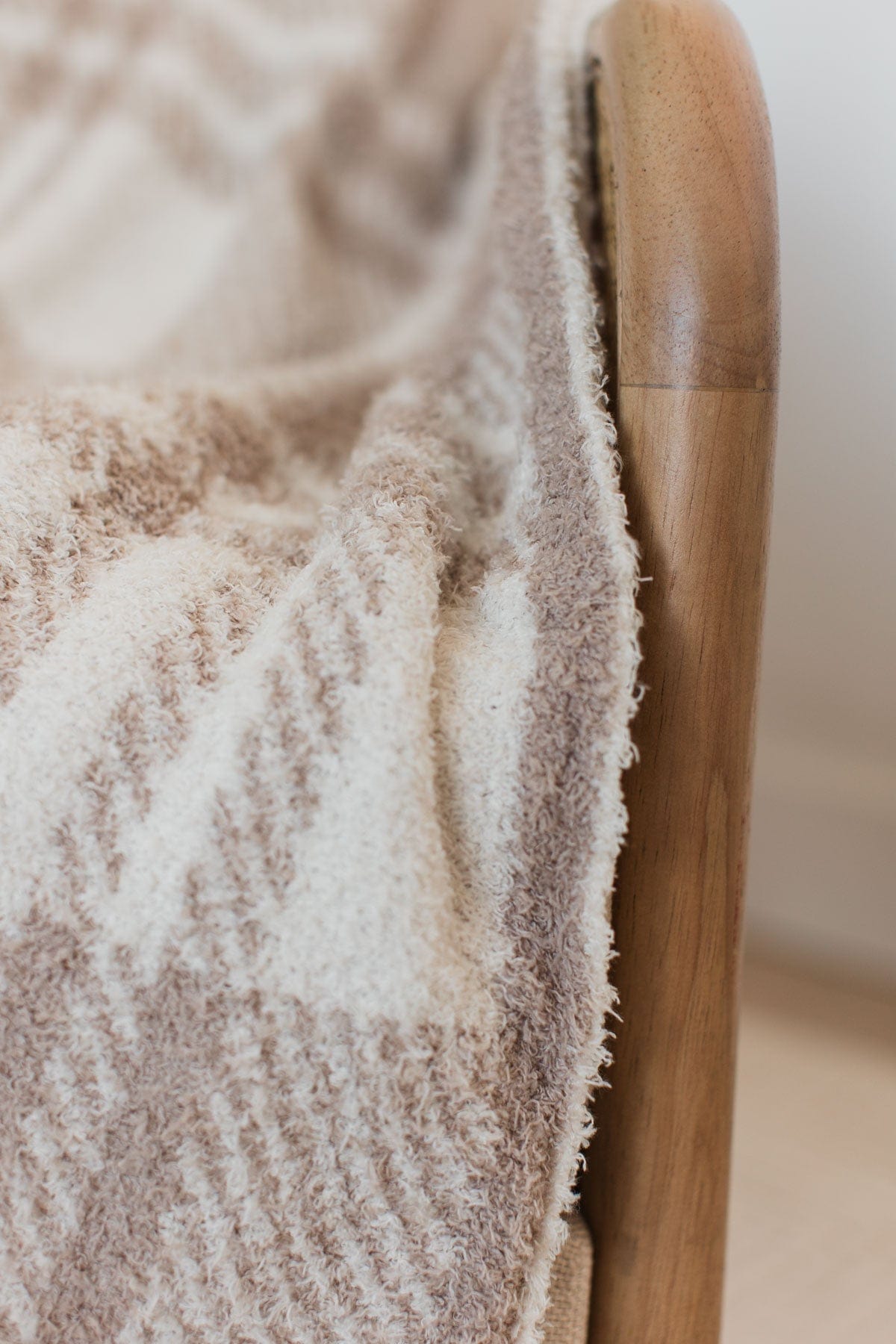 Taupe Plaid Plush Knit Blanket – The Pulse Boutique