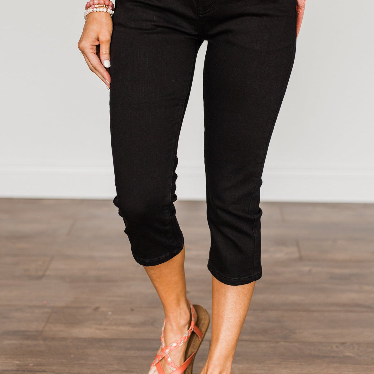 Judy Blue Mid-Rise Capris- Adaline Wash – The Pulse Boutique
